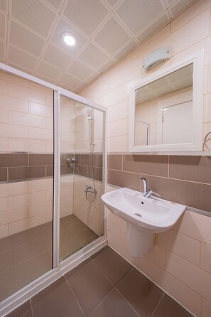 Quarto standard | Banheiro | Produtos de toalete de grife, secador de cabelo, chinelos 