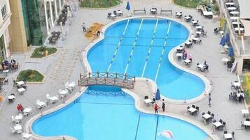 Piscina exterior, da(s) 10:00 à(s) 23:00, toldos (sobretaxa)