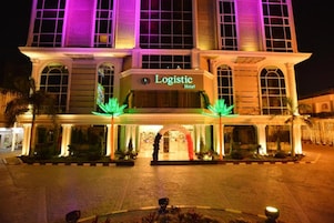 Fachada do alojamento (tarde/noite)