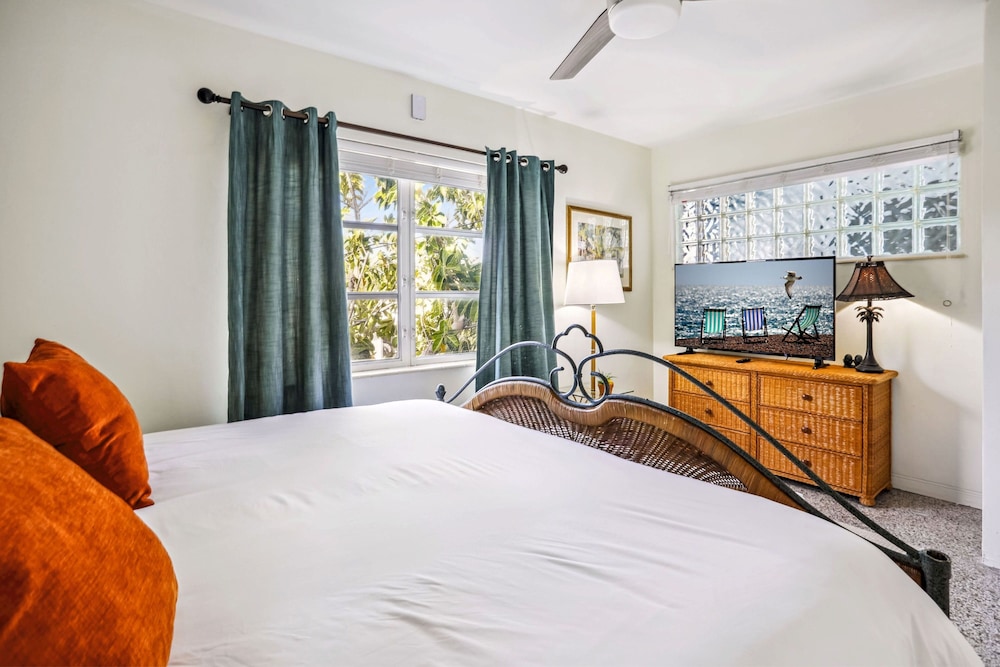 Coastal And Cozy~ Pet Friendly~ Close To It All - St. Pete Beach, FL