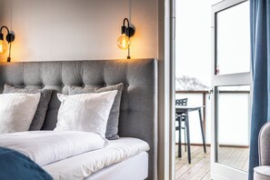 Quarto casal conforto | Roupas de cama premium, frigobar, individualmente decorados