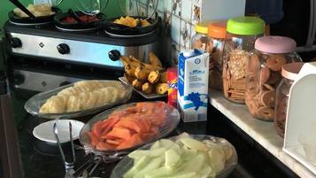 Café da manhã com buffet grátis todos os dias