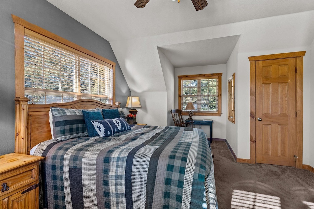 Lodge Overlooking Roark Creek And Golf Course. 3 Miles From Silver Dollar City! - Table Rock Lake