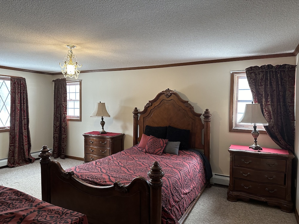 Hilltown Nest Is A Wonderful Place For Family And Friends To Gather. - Massachusetts