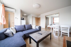 Apartamento Básico | Sala de estar | TV de ecrã plano 