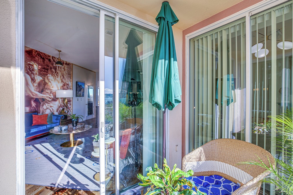 Luxe Long Beach Condo W/ Pool: 1 Mi To Shoreline! - Long Beach, CA