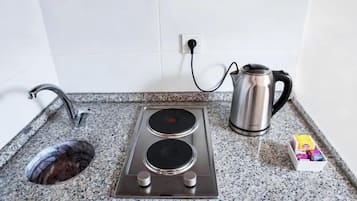 Suite Júnior | Cozinha privada | Minifrigorífico, uma placa de cozinha, uma chaleira elétrica, grelhador