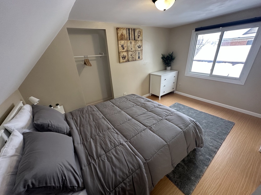 Remodeled Private & Cozy Single-family Home Located In St. Paul - Xcel Energy Center