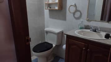 Um polibã, toalhas fornecidas, sabão, papel higiénico