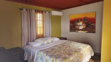 Quarto Clássico com Cama de Casal | Cortinas/cortinados opacos, ferro/tábua de engomar, Wi-fi grátis