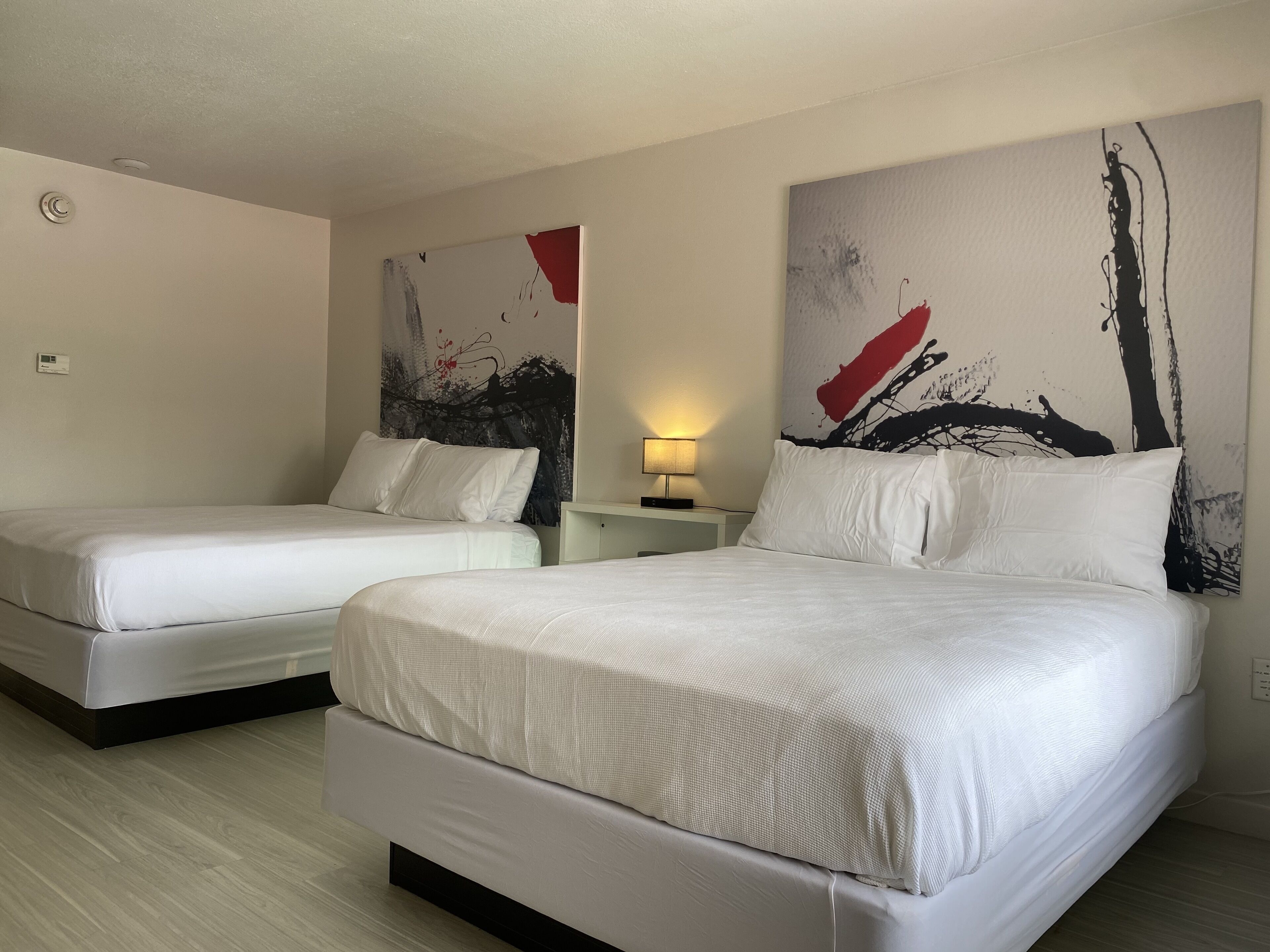 Quarto Comfort, 2 camas queen-size, não fumadores, acesso à piscina | Cofre no quarto, secretária 