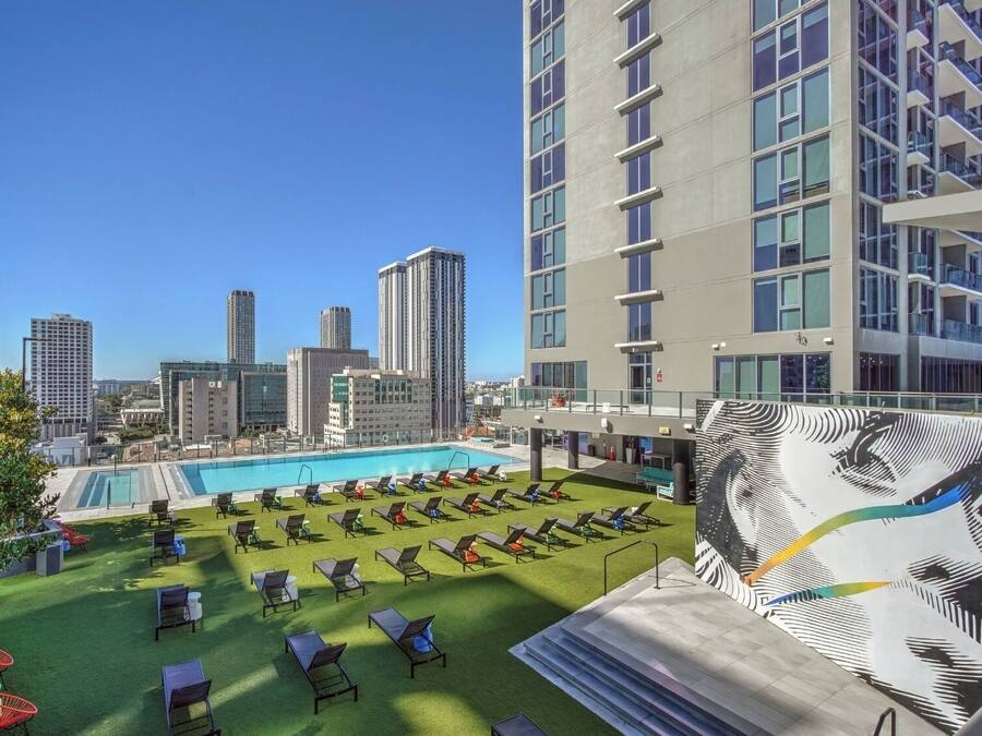 Piscina externa, espreguiçadeiras