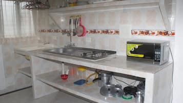 Cozinha privada | Um frigorífico, liquidificador, grelhador, utensílios de cozinha