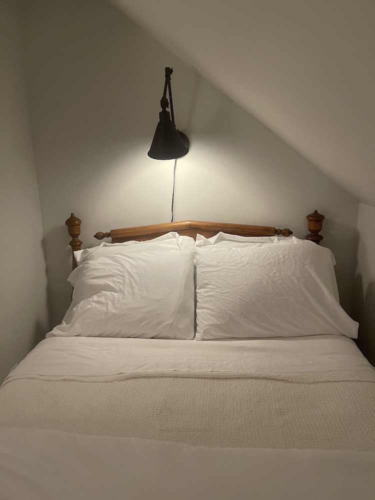 The Cairn, 1840s Cozy Stone Cottage, Pet Friendly - Vermont