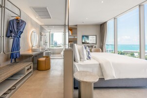 Panorama Family Suite | Minibar, cofre no quarto, secretária, cortinas/cortinados opacos 