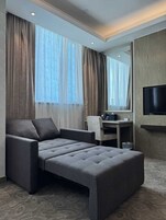 Suíte estúdio urbana | Cofres nos quartos, escrivaninha, cortinas blackout