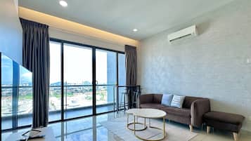Apartamento conforto, 1 cama King, cozinha americana | Área de estar | Smart TV 42 polegadas com canais a cabo, Netflix, serviços de streaming