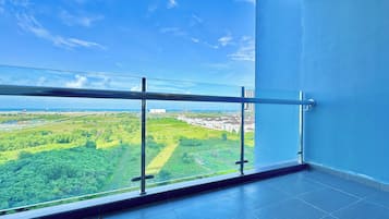 Apartamento conforto, várias camas, vista para o mar | Vista da sacada