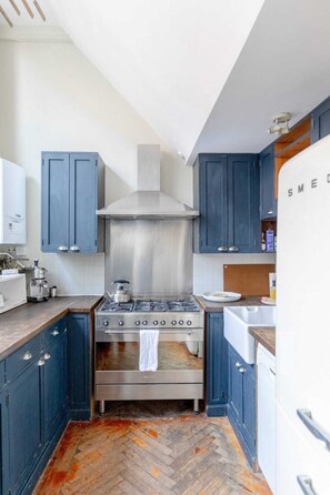 Apartamento básico | Cozinha privada | Geladeira, fogão, cooktop, lava-louças