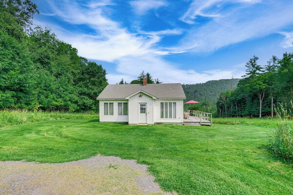 Hawley Home W/ Deck: 4 Mi To Berkshire East Resort - DAR State Forest, Goshen