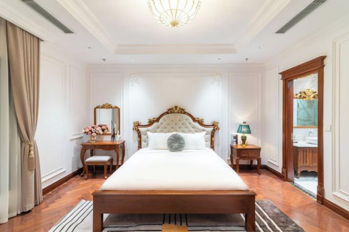 Roupas de cama premium, frigobar, escrivaninha