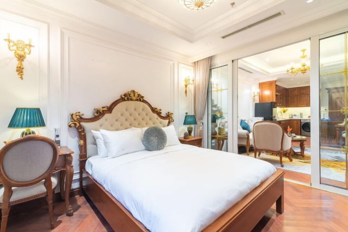 Roupas de cama premium, frigobar, escrivaninha