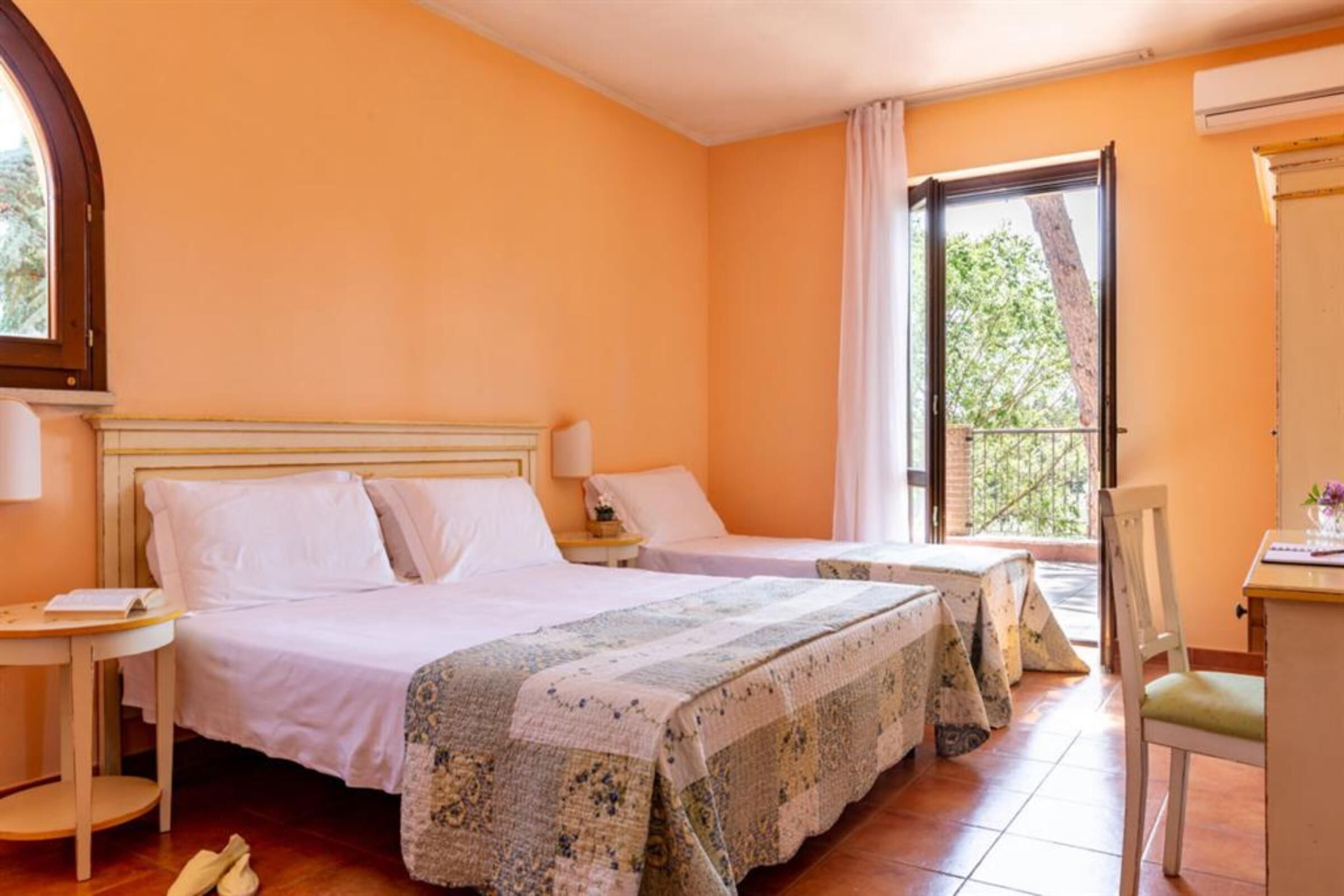 Quarto Triplo Comfort | Secretária, roupa de cama fornecida 