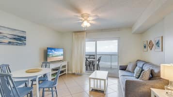 Condo com design assinado, 1 quarto, para não fumantes, vista para a praia | Sala de estar | Smart TV 55 polegadas com canais a cabo