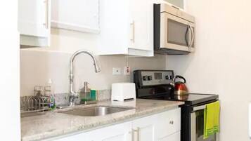 Estúdio | Cozinha privada | Um frigorífico, um micro-ondas, um forno, uma placa de cozinha