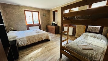 Quarto quádruplo standard, várias camas | 1 quarto, Wi-Fi de cortesia