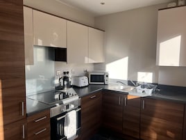 Apartamento | Cozinha privada | Geladeira, micro-ondas, fogão, cooktop
