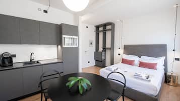 Quarto Clássico | Roupa de alta qualidade, edredões de penas, cofre no quarto, secretária