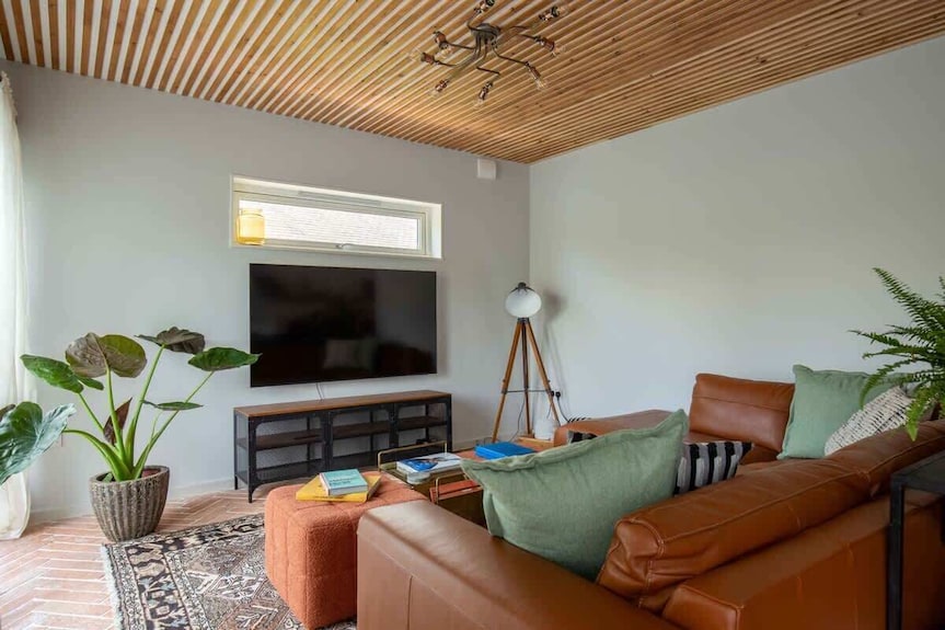 Maricor | Lakeside Retreat With Hot Tub + Kayak - Bibury