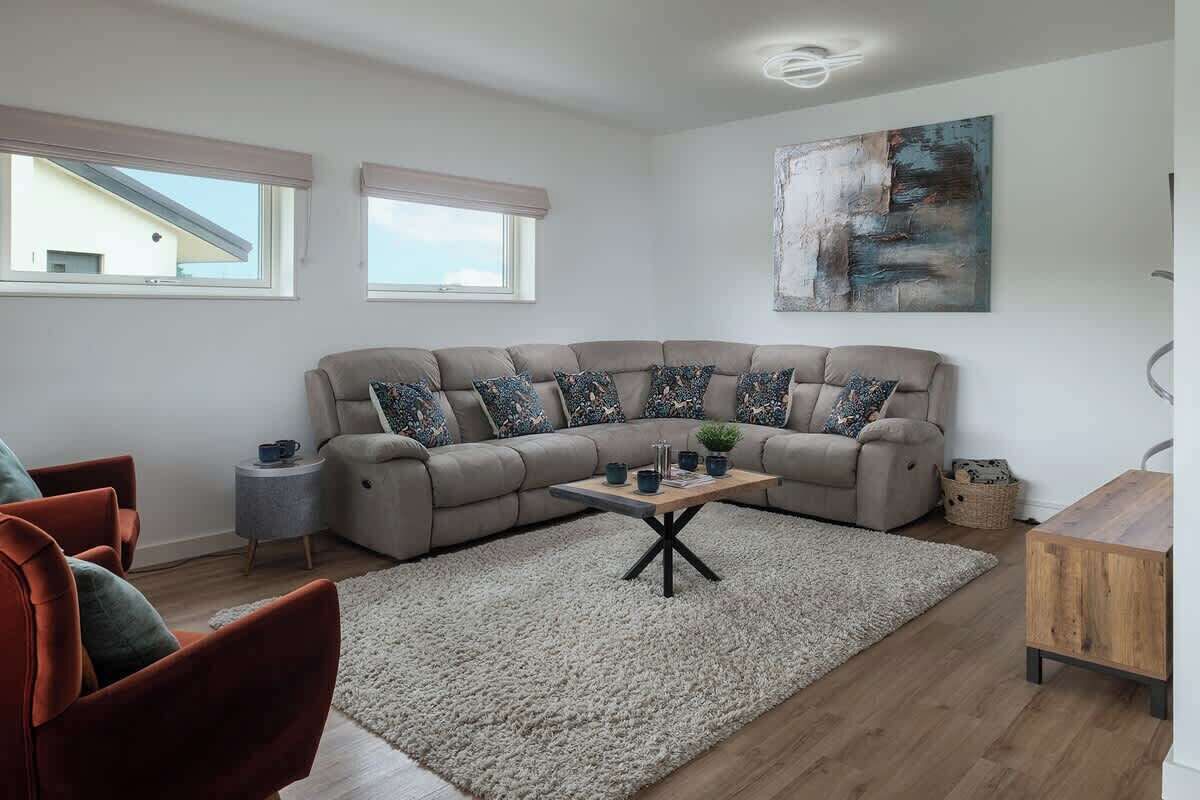 At Waters Edge | Lakehouse, Hot Tub + Rowing Boat - Cirencester