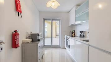 Apartamento | Cozinha privada | Um frigorífico/congelador grande, um micro-ondas, um forno