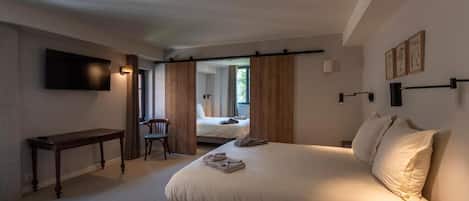 Quarto quádruplo | Cofres nos quartos, individualmente decorados, escrivaninha