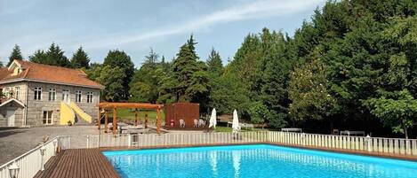 Piscina externa sazonal, funciona das 9h às 20h, guarda-sóis