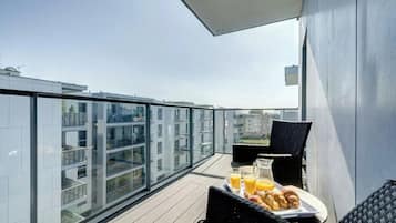 Apartamento luxo | Roupas de cama antialérgicas, cortinas blackout