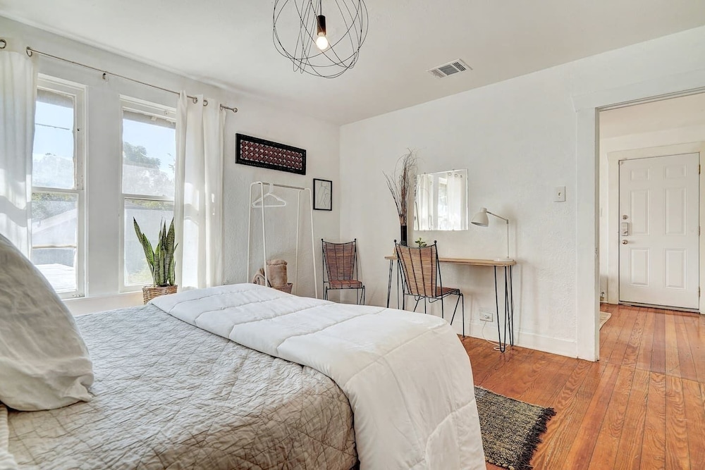 La Treehouse | Cozy East Side Stay | Full Kitchen - Austin, TX