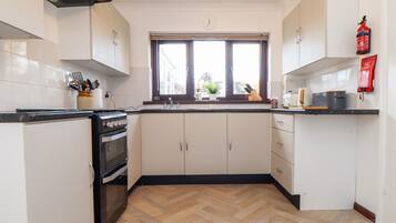 Um frigorífico, uma máquina de lavar louça, uma chaleira elétrica