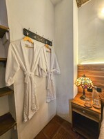 Quarto superluxo | Cofres nos quartos, escrivaninha, cortinas blackout