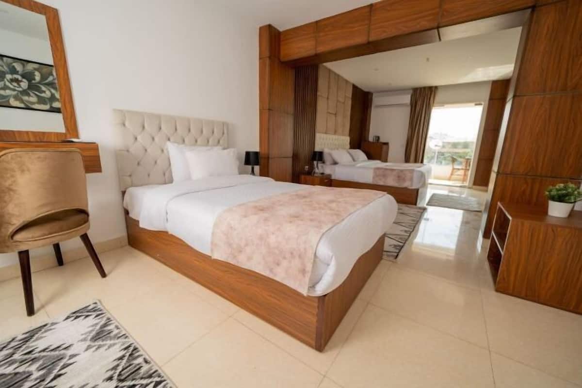 Frigobar, quartos à prova de som, roupa de cama