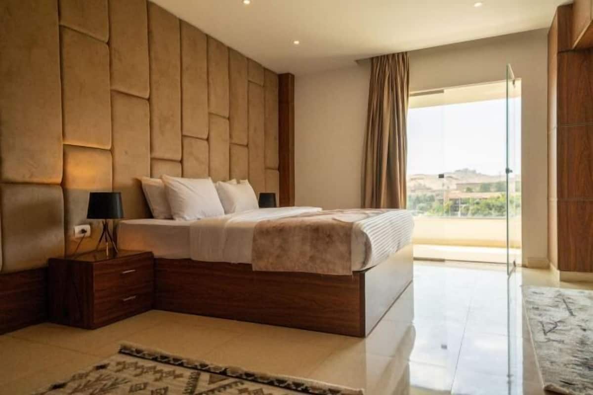 Frigobar, quartos à prova de som, roupa de cama