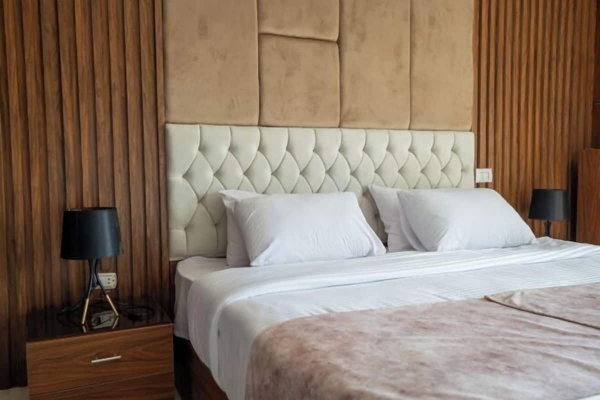 Frigobar, quartos à prova de som, roupa de cama