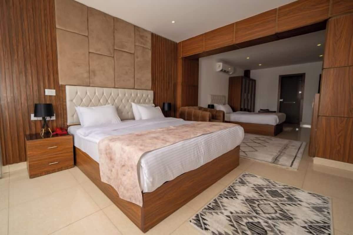 Frigobar, quartos à prova de som, roupa de cama