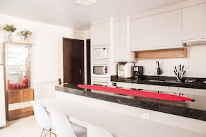 Casa Lua de Mel, acesso à piscina | Cozinha privada | Um frigorífico, um micro-ondas, utensílios de cozinha, mesas de jantar