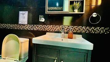 Apartamento exclusivo, 1 quarto | Banheiro | Produtos de toalete grátis, toalhas de banho