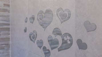Apartamento romântico | Banheiro | Banheira, banheira de hidromassagem, secador de cabelo, toalhas de banho
