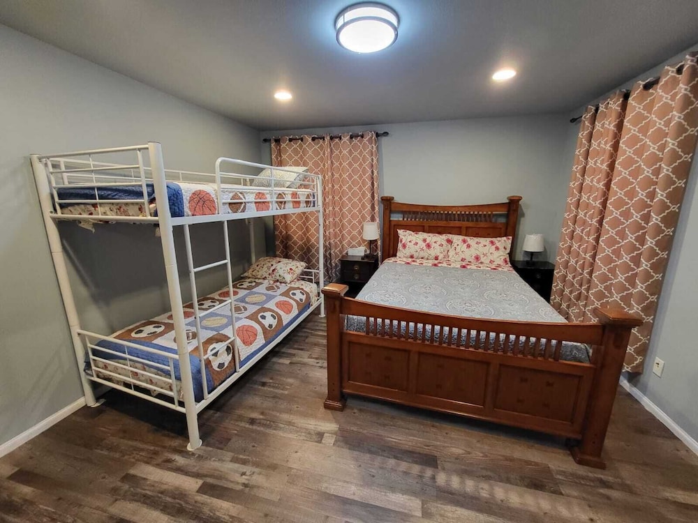 Spacious Home Near Lax - Redondo Beach, CA