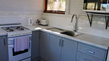 Cabana de Madeira Deluxe | Cozinha privada | Um frigorífico, um micro-ondas, um forno, uma chaleira elétrica